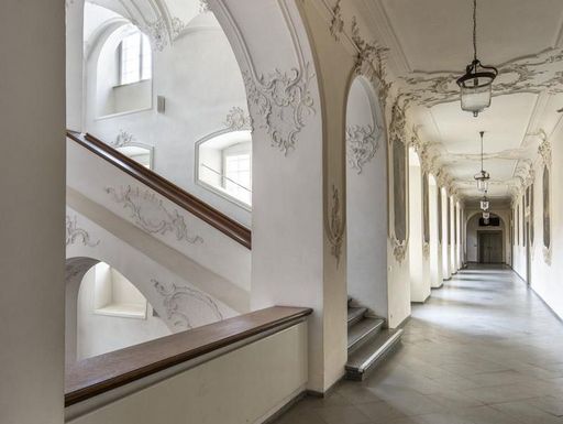 Die Gemälde im Korridor